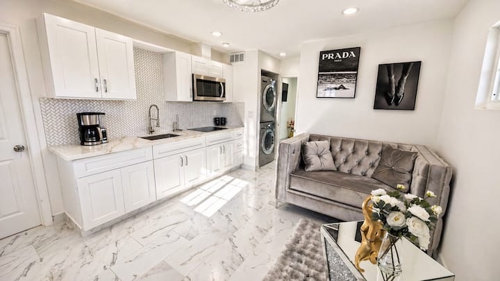 Stylish Studio 1 Min From Airport - Las Vegas, NV