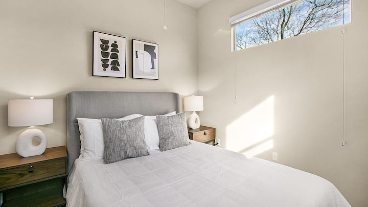 Landing | Modern 2bd In Gateway Crossing - Greenfield, IN