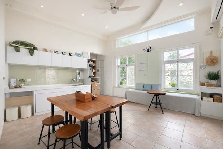 小琉球跳跳民宿位於鬧區巷弄內住宿很安靜、2分鐘就到碼頭、沙灘、魅力商圈、適合親朋好友包棟，寵物友善 - 琉球嶼