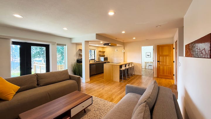 Sunny Garden Suite With A View - West Vancouver