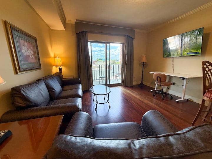 Walk To Graduation | High-rise Balcony + Parking - Tallahassee, FL