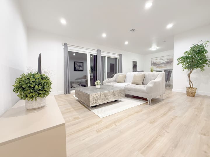 Sleep 12| Newly Remodeled 4bd 3ba Disneyland Homes - Anaheim, CA