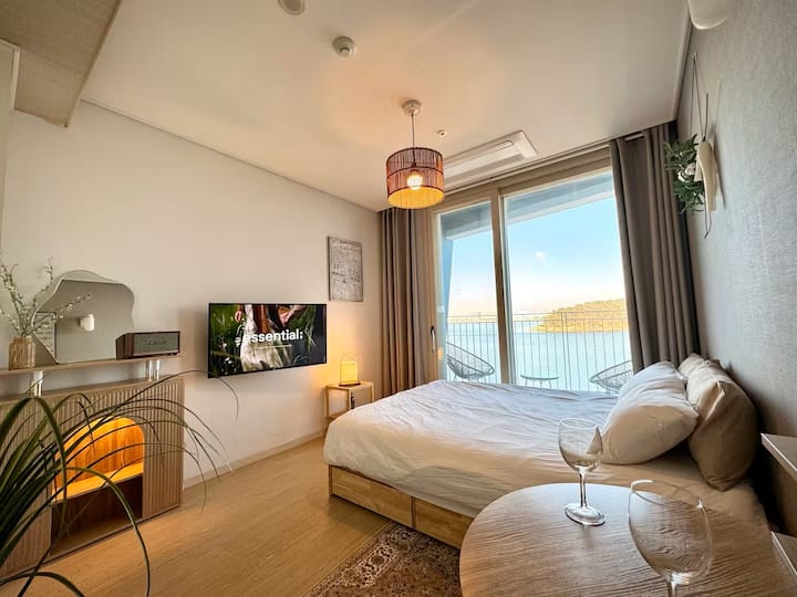 [New]구읍뱃터f/오션뷰/테라스/프리미엄감성숙소/마샬스피커/무료주차/인천공항20분 - South Korea