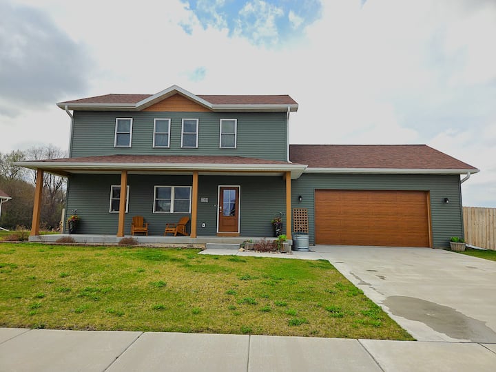 Quiet Family Haven/pet Secure Backyard/new House - Baraboo, WI