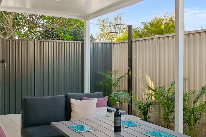Coastal Retreat With Private Courtyard - Stirling