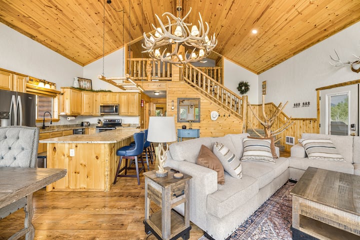 White Swan Lodge+wifi+hotub+20minstoyellowstone - Henrys Lake, ID