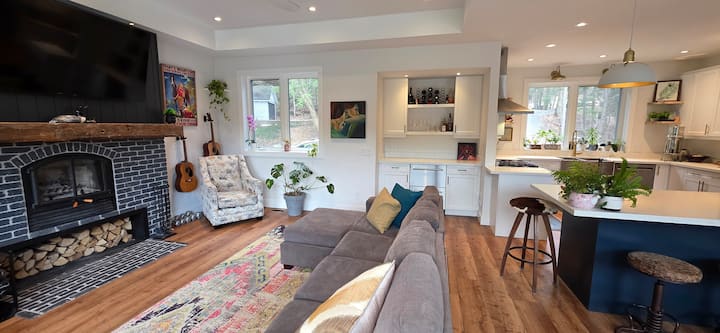 Spectacular River Home Nestled In Private Space. - Bracebridge