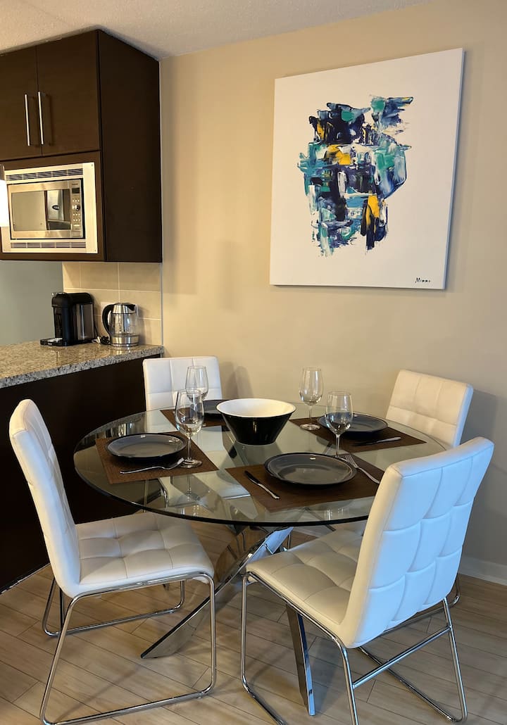 Artistic 1b And Den Next To Stadium With Pool, Gym - Vancouver