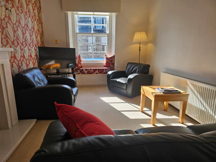 Charming Biggar High Street Retreat - 2 Bedrooms - Biggar