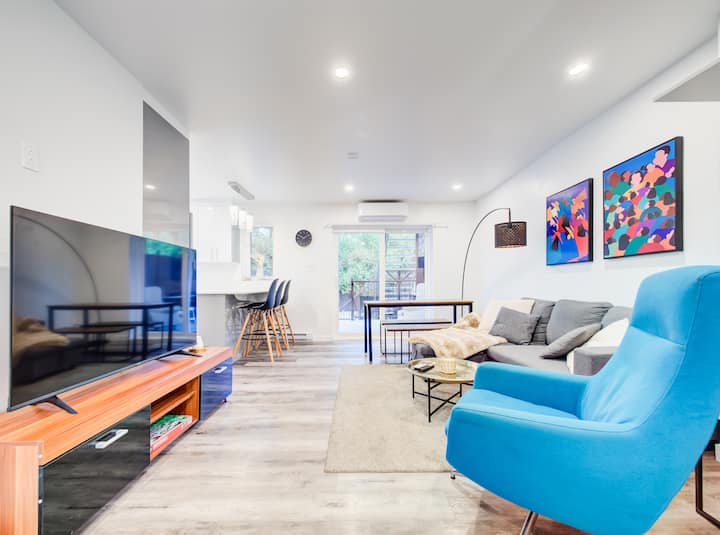 Spacious 4br Retreat | Firepit & Free Parking - Montréal, QC