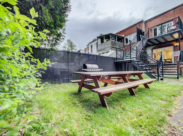 Spacious 4br Retreat | Firepit & Free Parking - Montreal