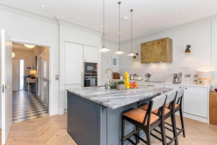 Luxury Family Home In Dalkey • Walk To Village - Bray