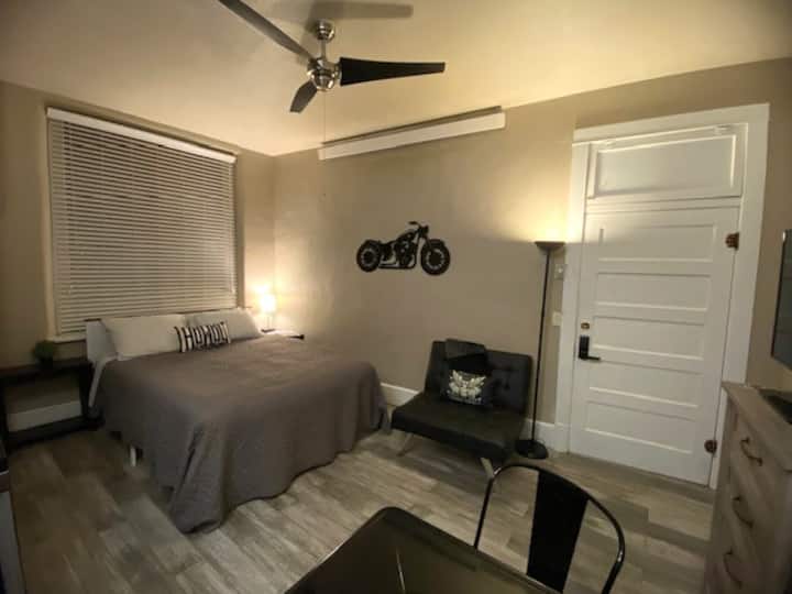 Iron Rider Couples Studio Suite Loft Hot Springs - Hot Springs, SD