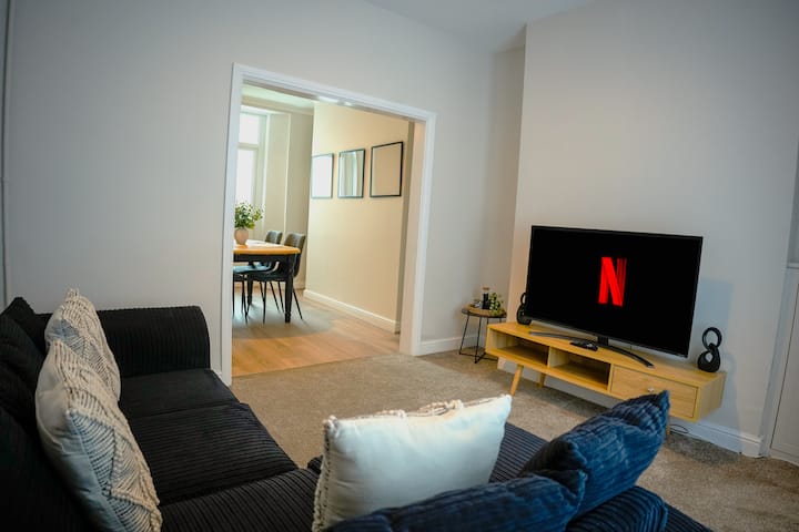 Contractor Stay | 3br Home Sleeps 5 W/ Parking - Swansea