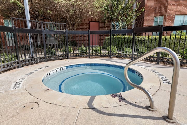4 Bright Rooms W/ Outdoor Pool Access + Parking - Houston, TX