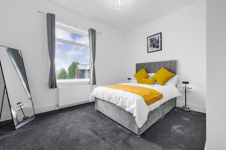 Modern 2br Apartment In Markland Hill - Bolton