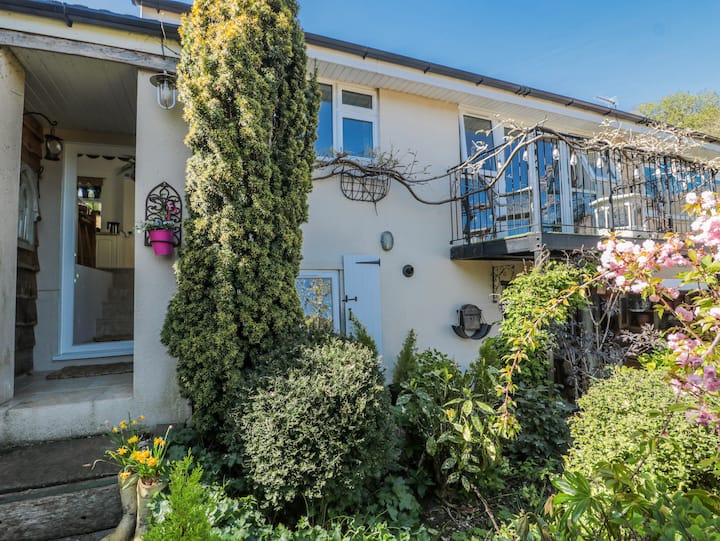 7 The Cedars - Stroud, UK