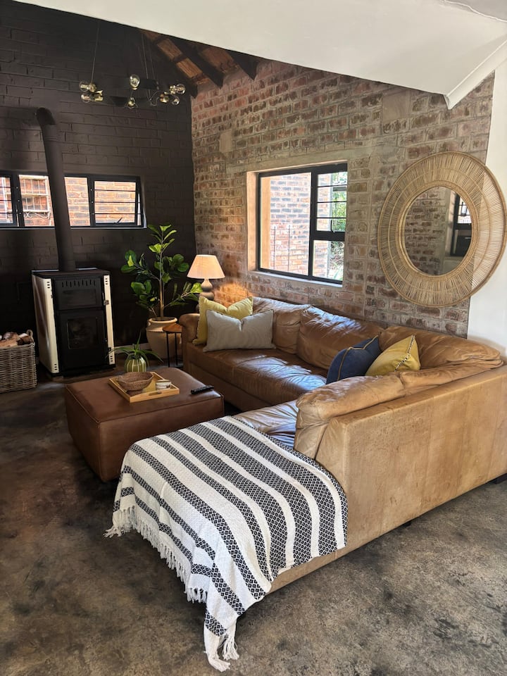 Belvidere Farmhouse | 4 Bedroom | 8 Sleeper - Albert Falls