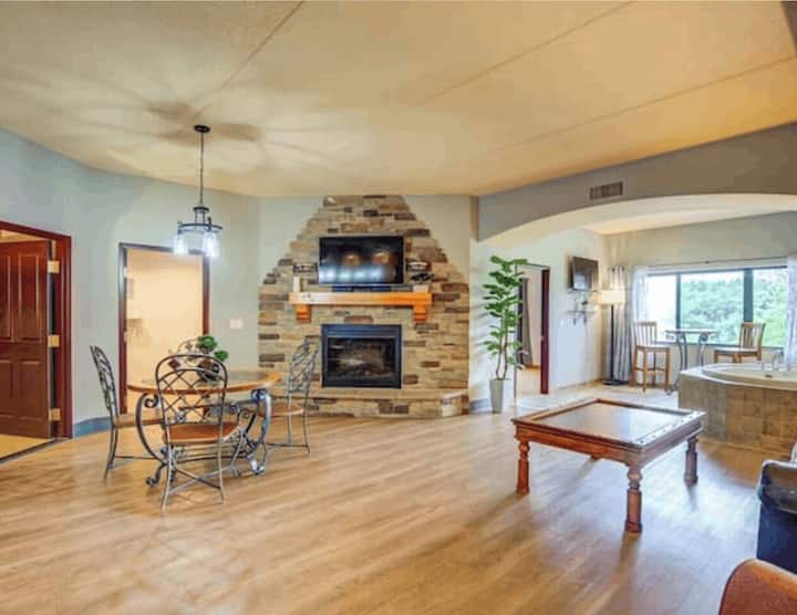 High Tides - Spacious Condo For Groups Sleeps 14 - Wisconsin Dells, WI