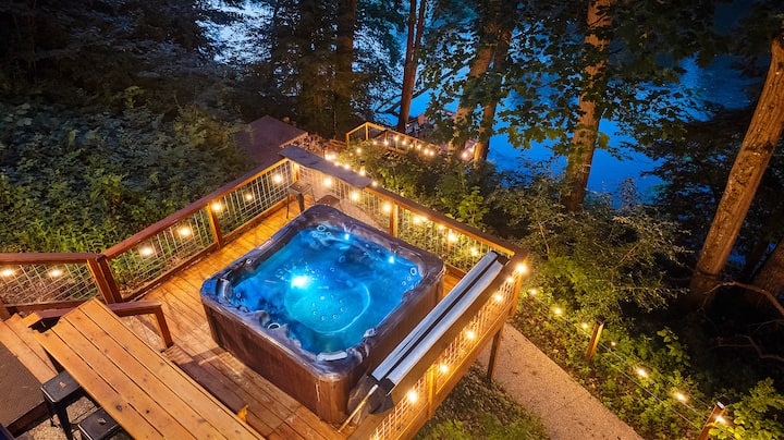 Riverfront | Dock + Kayaks | Hot Tub | Near Saug - Saugatuck, MI