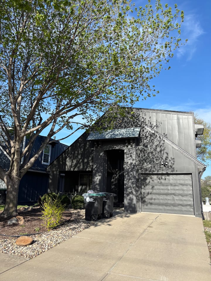 Modern Living With A Skyline Of The Metro - Omaha, NE