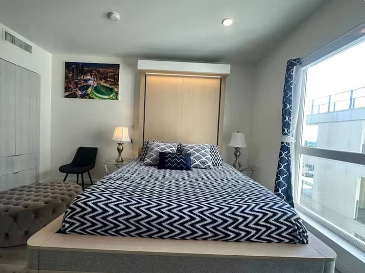 Luxurious Hollywood Apt, Parking, Pool, Gym, More - Hollywood, CA