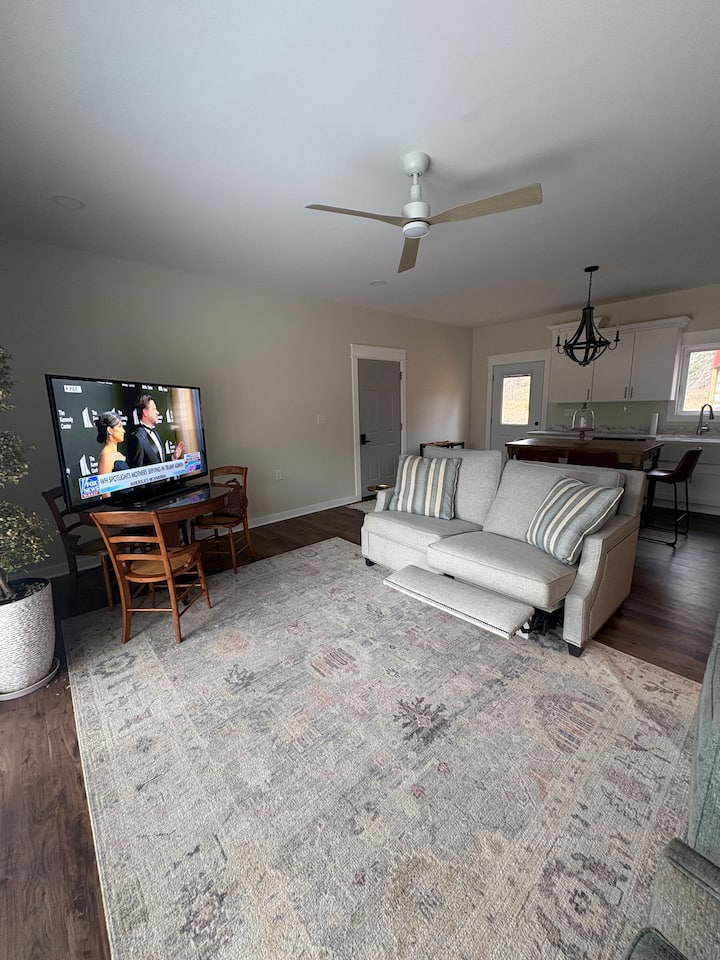 Charming Pool House Retreat - Indian Creek, Savannah