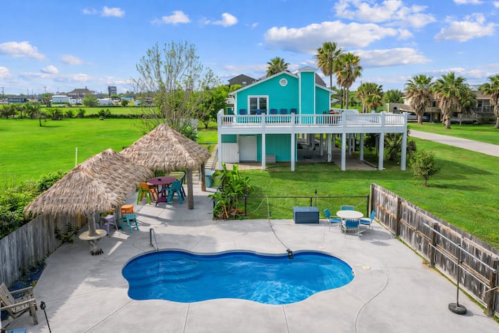 Private Pool & Tiki Bar | Mins To Beach |Sleeps 12 - Crystal Beach, TX