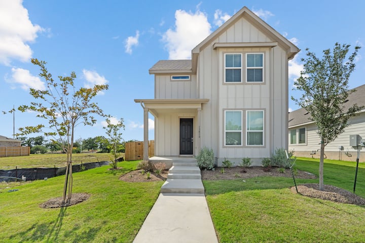 Luxury 4br W/ Detached Suite, Backyard & Garage - Elgin, TX