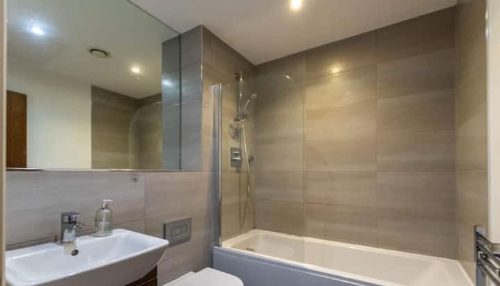 Clean And Tidy Apartment Located At Broadstreet. - Birmingham
