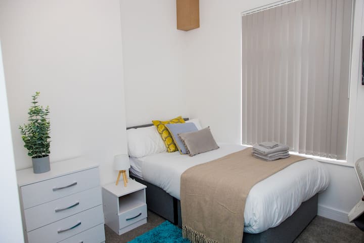 5 Bedroom, 5 Bathroom All En-suite Barrow House - Barrow-in-Furness