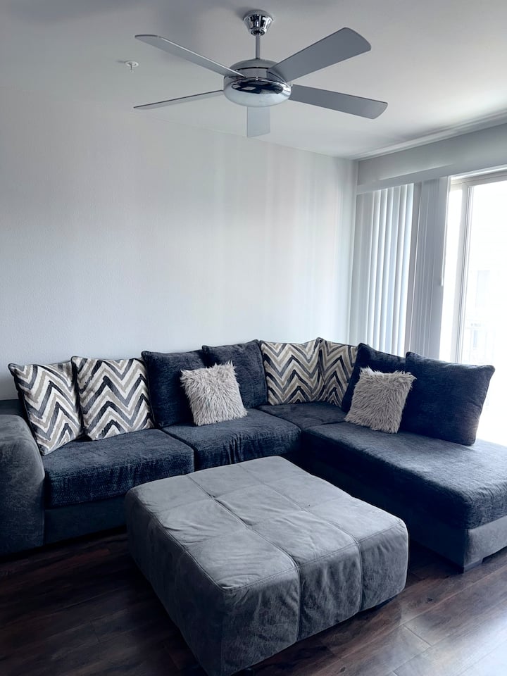 Modern Luxury 1br With Pool View & Balcony - Alabama