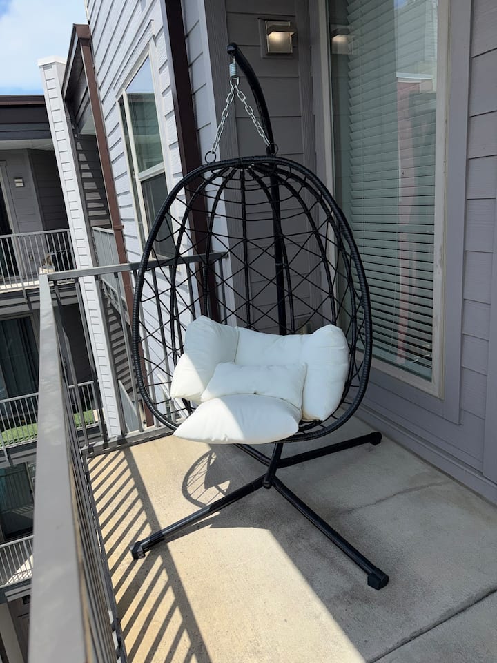 Modern Luxury 1br With Pool View & Balcony - Homewood, AL