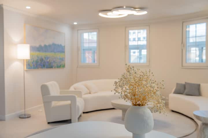 [여백의집]최대21인/반월당역5분/침대11개/63평/욕실3개/다인원모임특화/디자이너인테리어 - Daegu