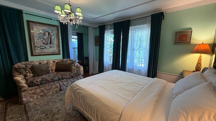 Private Rooms In Vintage House - Los Angeles, CA