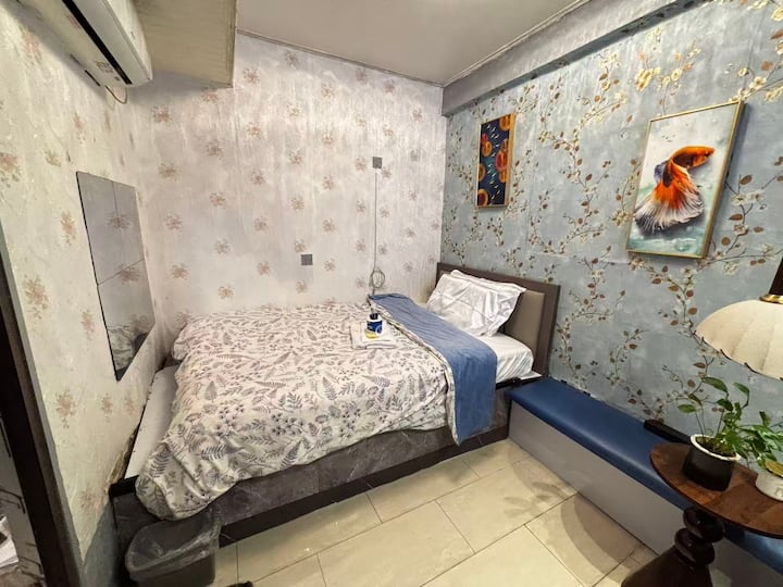 高鐵口歩行5分鐘就到，对面就是 廟街 - Jordan