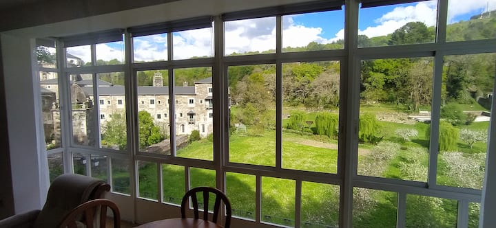 Un Paraíso De Paz Frente Al Monasterio De Samos - Samos