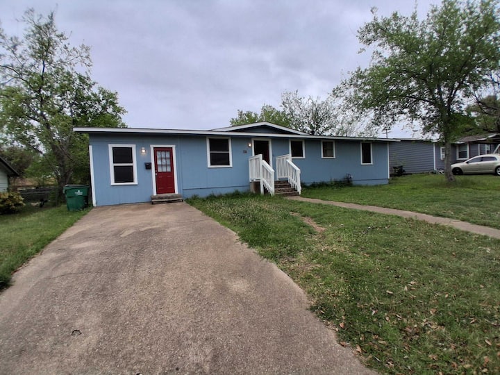 Charming Home Near Downtown Clifton - Clifton, TX