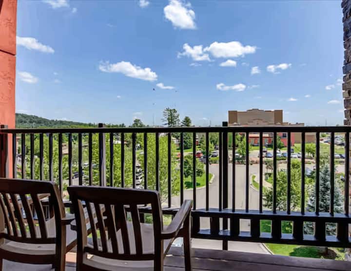 Dells Getaway Sleeps 14 | Near Waterparks & Golf - Wisconsin Dells, WI