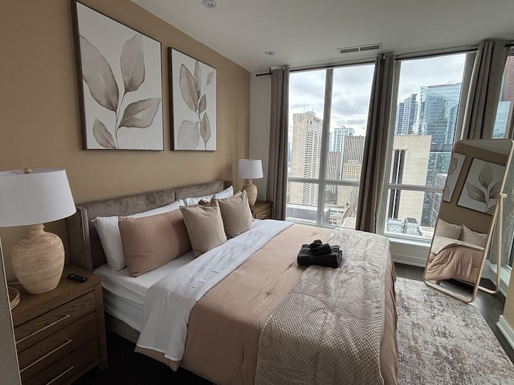 King Bed Condo For Group! - Port Hope