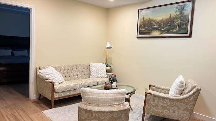 2 Luxury Bedroom Basement Suite Separate Entrance - Calgary
