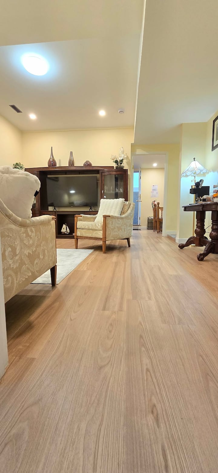 2 Luxury Bedroom Basement Suite Separate Entrance - Calgary