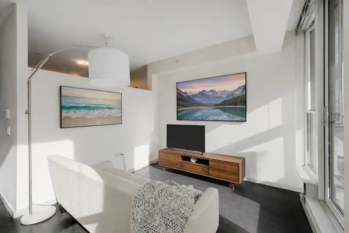 Downtown Delight - Central Location! - Saanich Core