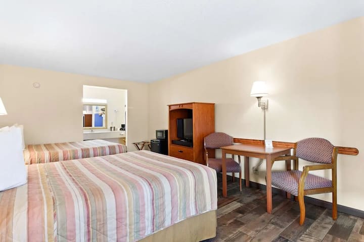 4 Rooms Ideal For Group Adventures + Free Parking - St. Augustine, FL