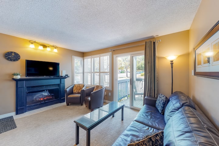Cozy Creek Retreat: Pool, Hot Tub, Tennis! - Thornbury