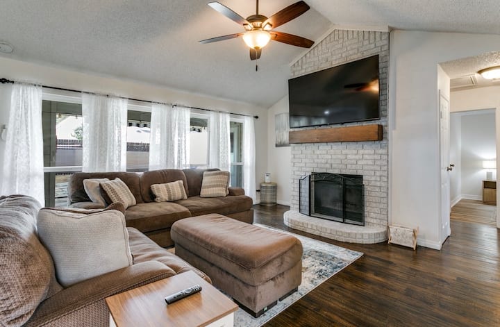 Cozy 3 Bed Near Arlington & Dallas With Pool - Grapevine, TX