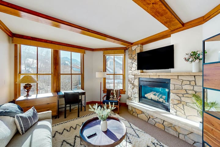 1br Condo Near Lifts W/fireplace & Pond/ski Views - Mountain Village, CO