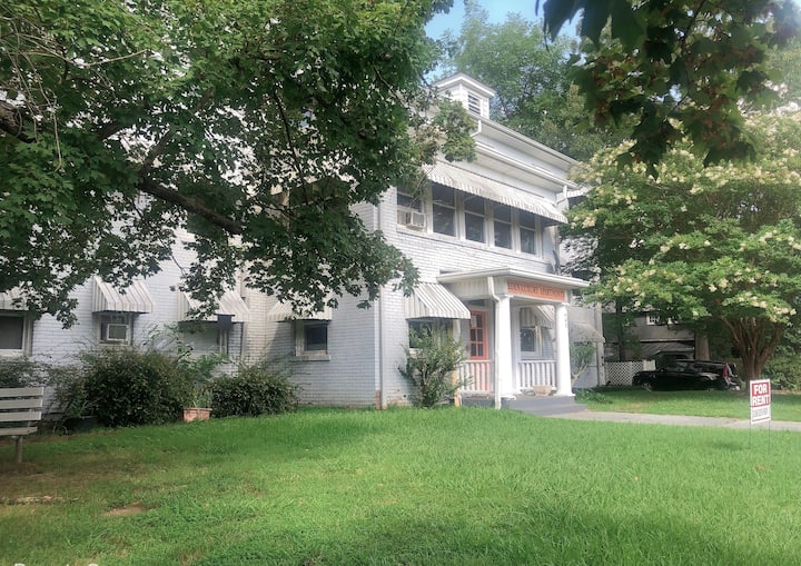 A Large Room In A 3 Bedroom Apartment - Eden, NC