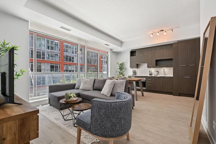 Experience The Best Of City Living +1 Free Parking - Toronto, ON