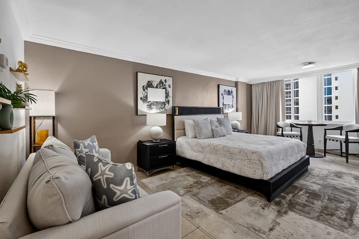 Modern Beachfront Studio | Ocean View & Pool - Sunny Isles Beach, FL